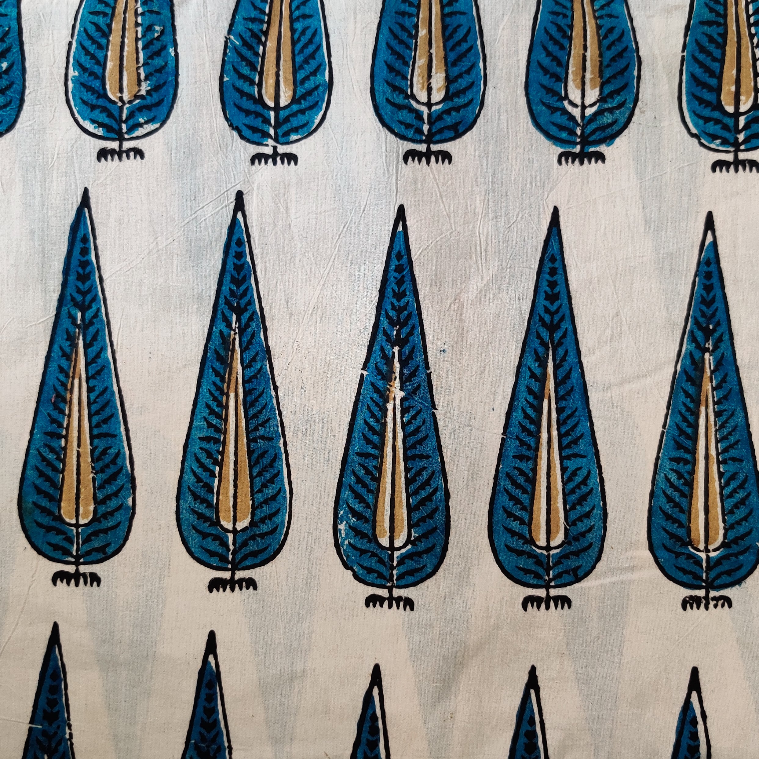 Pre-cut 1.85 Meter Pure Cotton Ajrak Cream With Blue Cypress Hand Bloc – Sanskruti