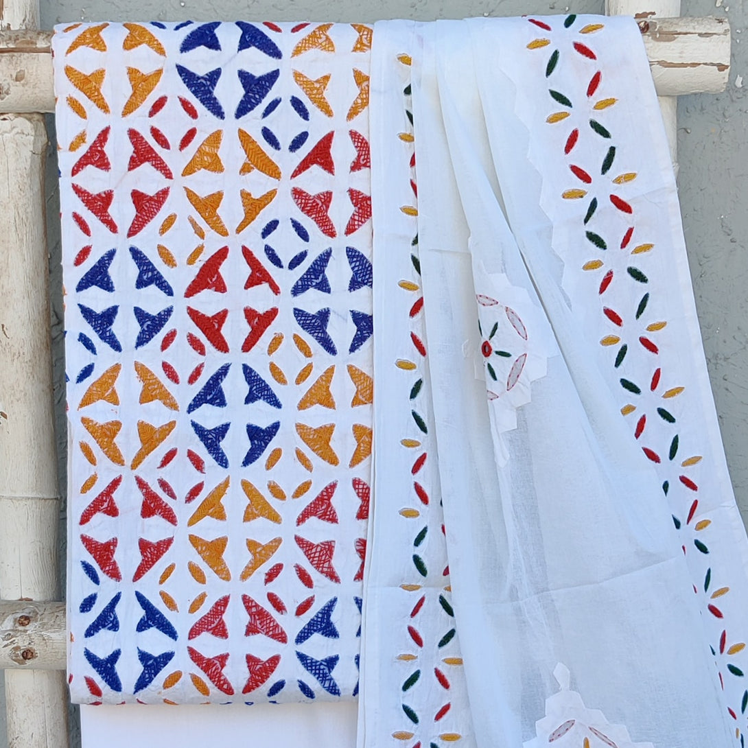 APPLIQUE QUEEN- Pure Cotton Monochrome White Applique With Different C ...