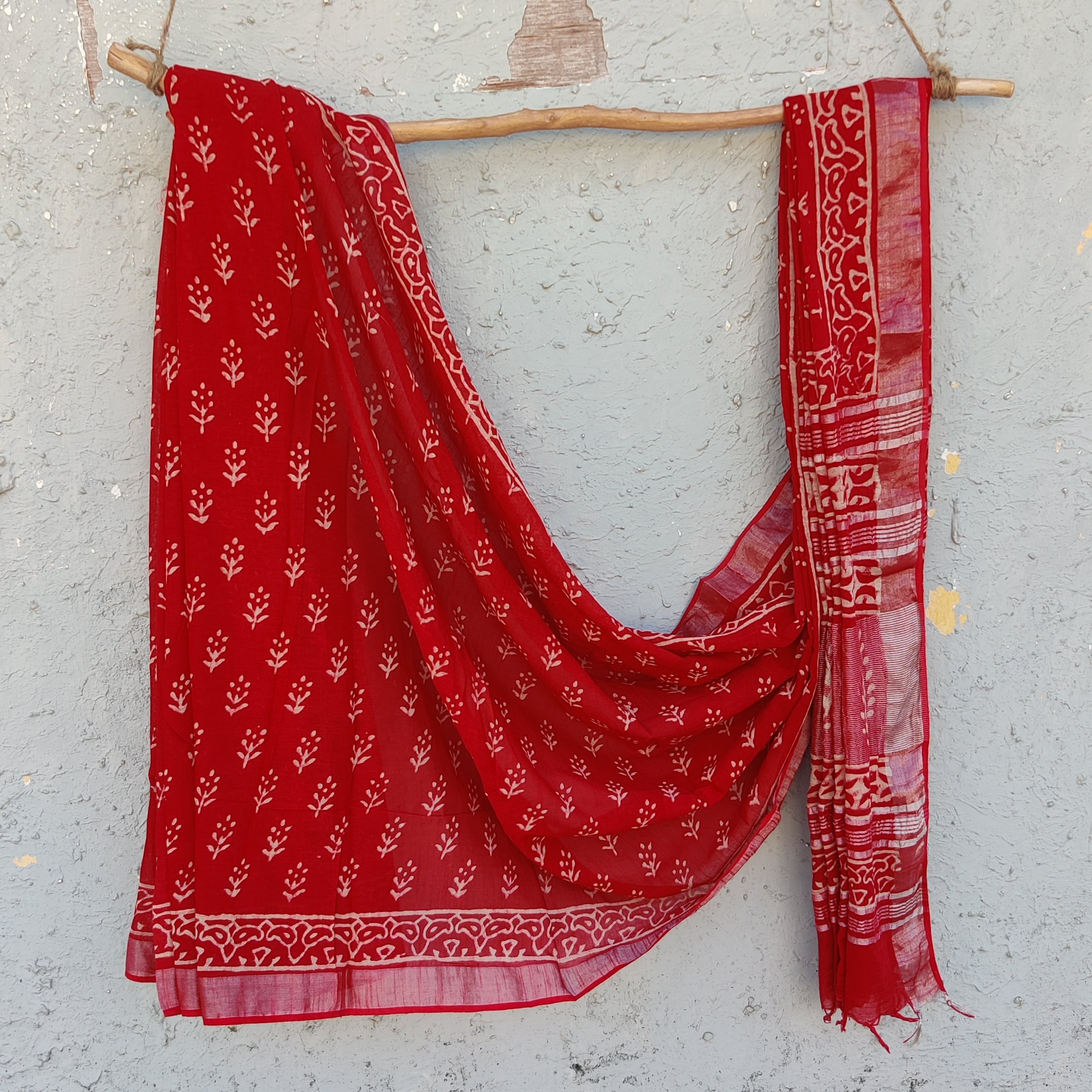 LINEN QUEEN-Red With Intricate Design Linen Saree – Sanskruti