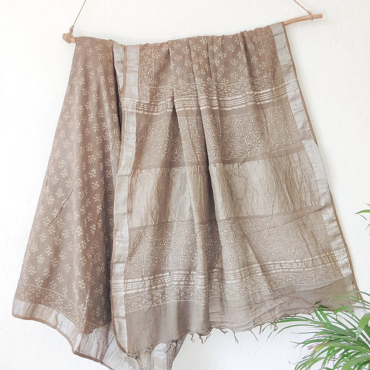 LINEN QUEEN-Sandy Brown With White Design Saree – Sanskruti