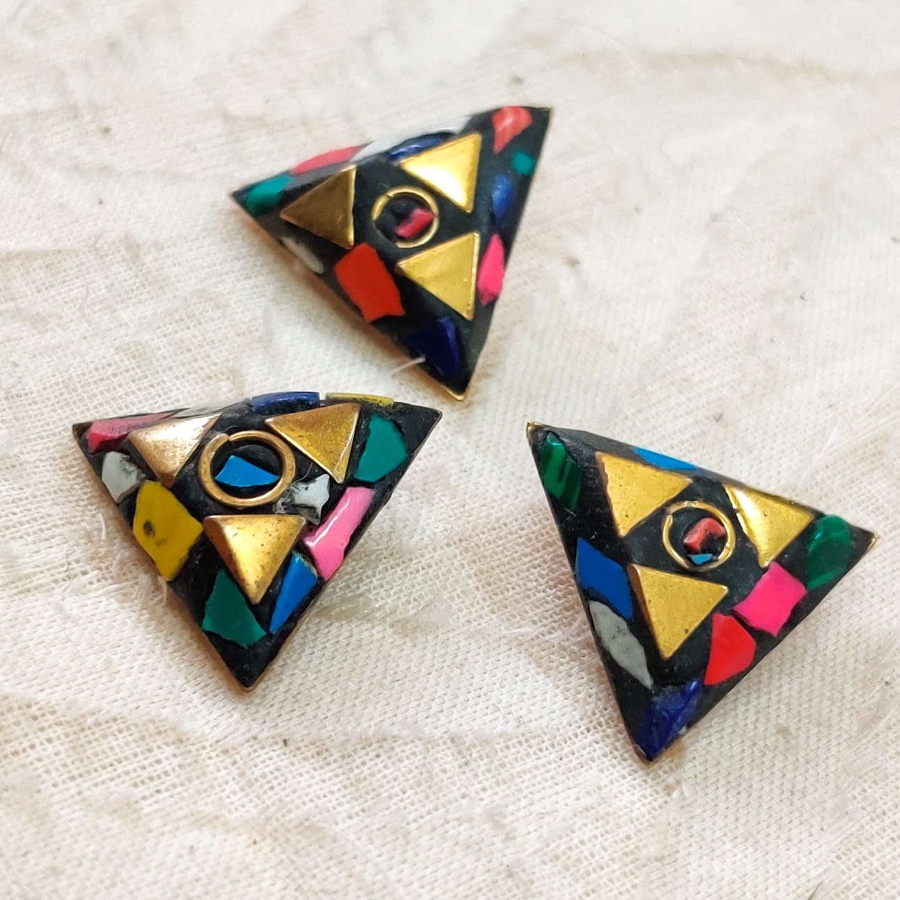 Pack Of 3 Multicolour Mosaic Triangle Buttons – Sanskruti